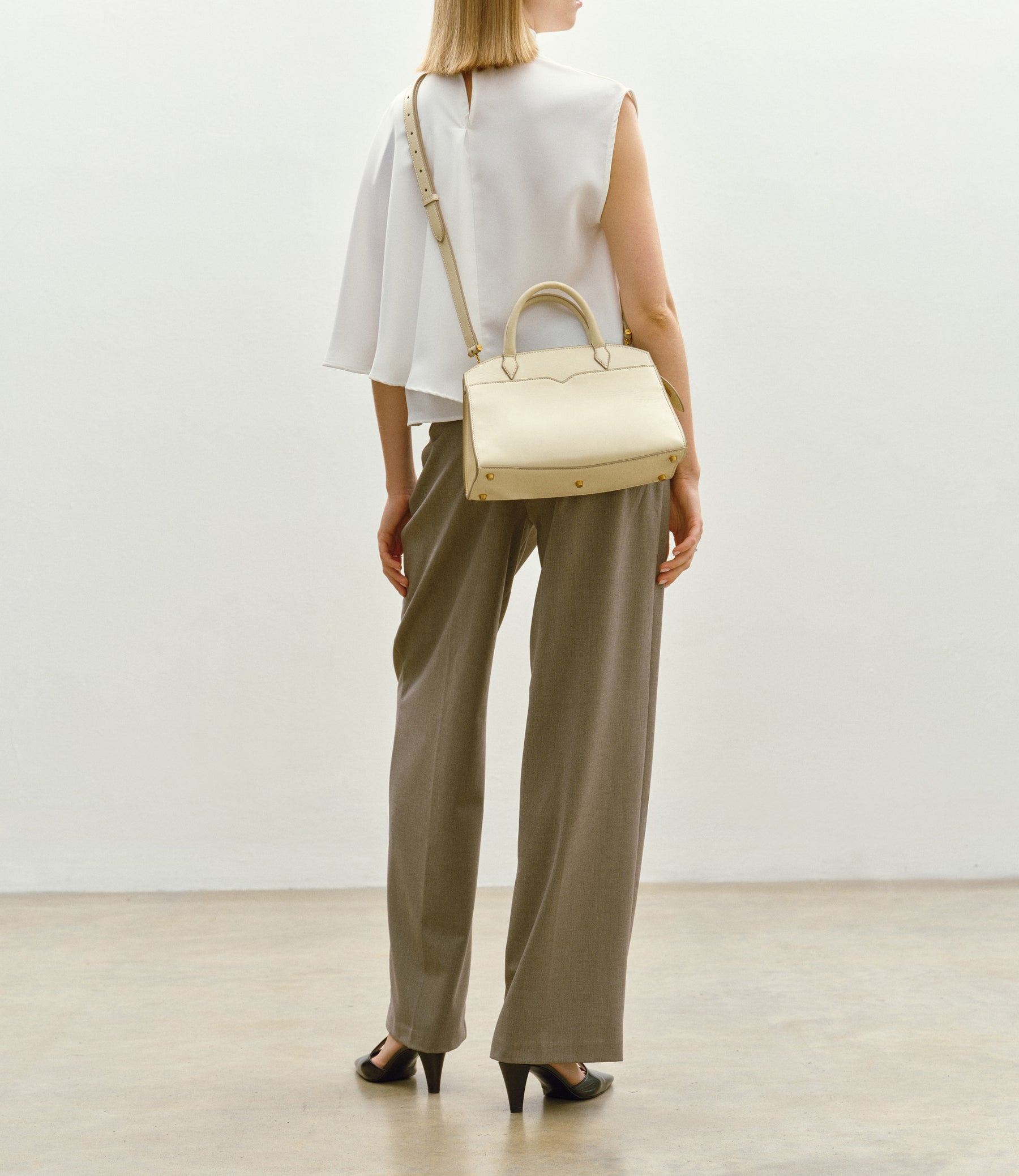 Pendulum 30 Buttery Nappa Leather Crème with Gold Hardware | Métier US